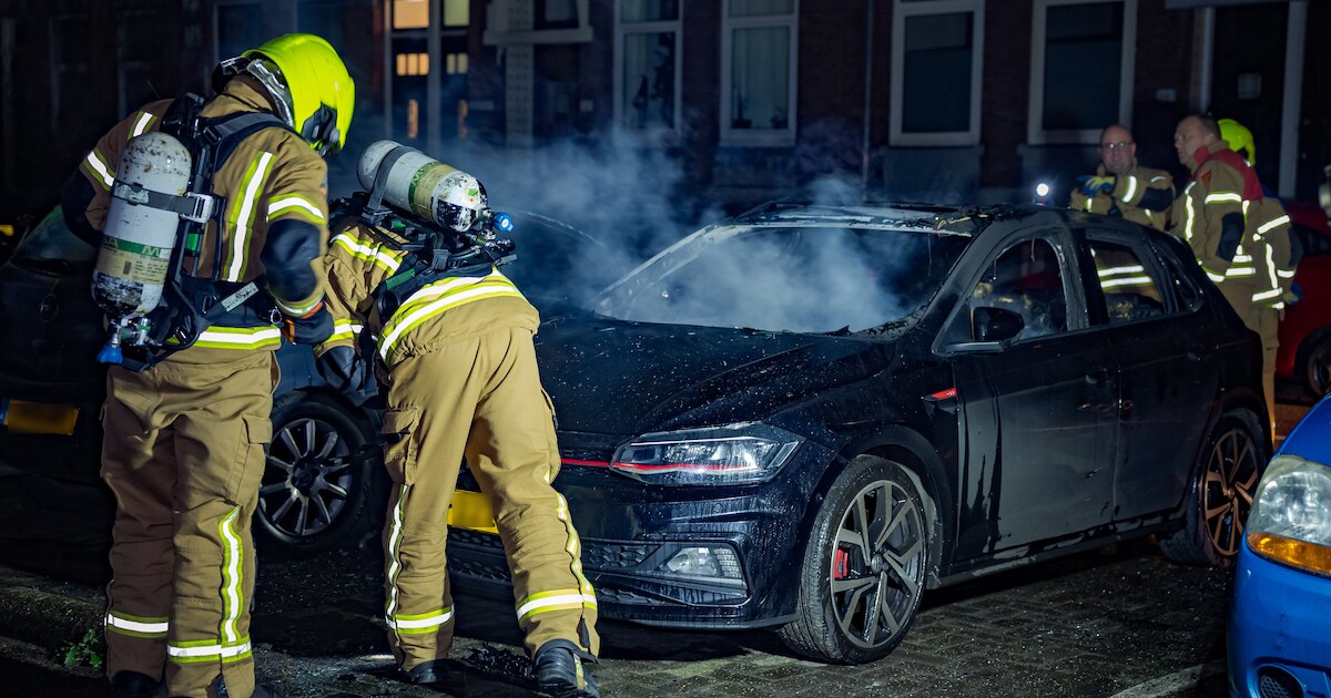 Twee auto's beschadigd door brand op de Claes de Vrieselaan in ...