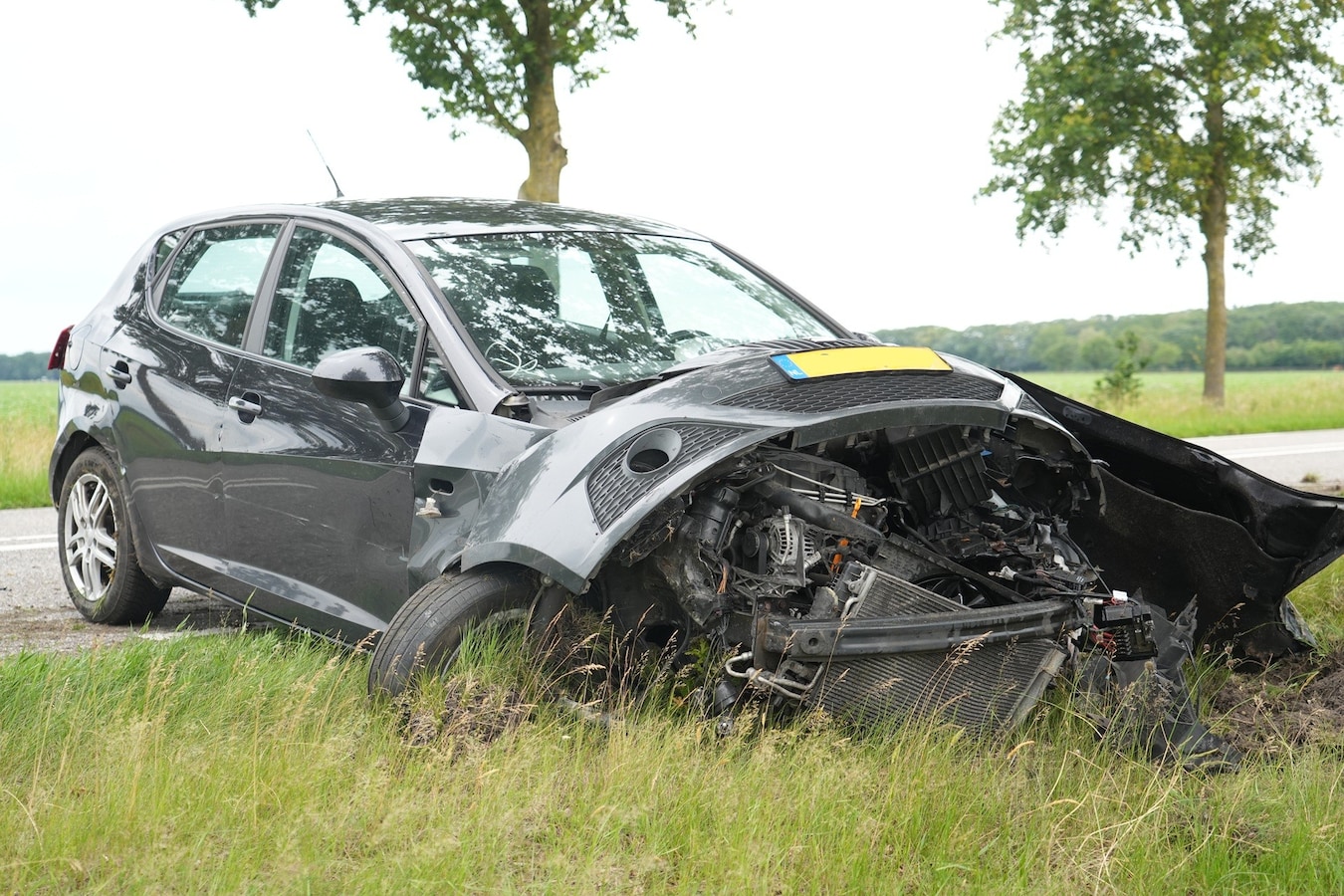 Auto botst tegen boom in Alphen, inzittende gewond naar ziekenhuis ...