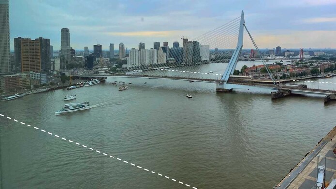Watertaxi mag niet langer onder Erasmusbrug door ‘racen ...