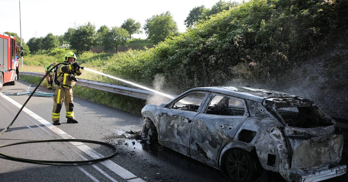 Auto brandt volledig uit op snelweg bij Apeldoorn: weg weer open | Apeldoorn | AD.nl