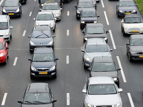 Auto vat vlam op A58 bij Roosendaal, snelweg dicht | Regio | AD.nl
