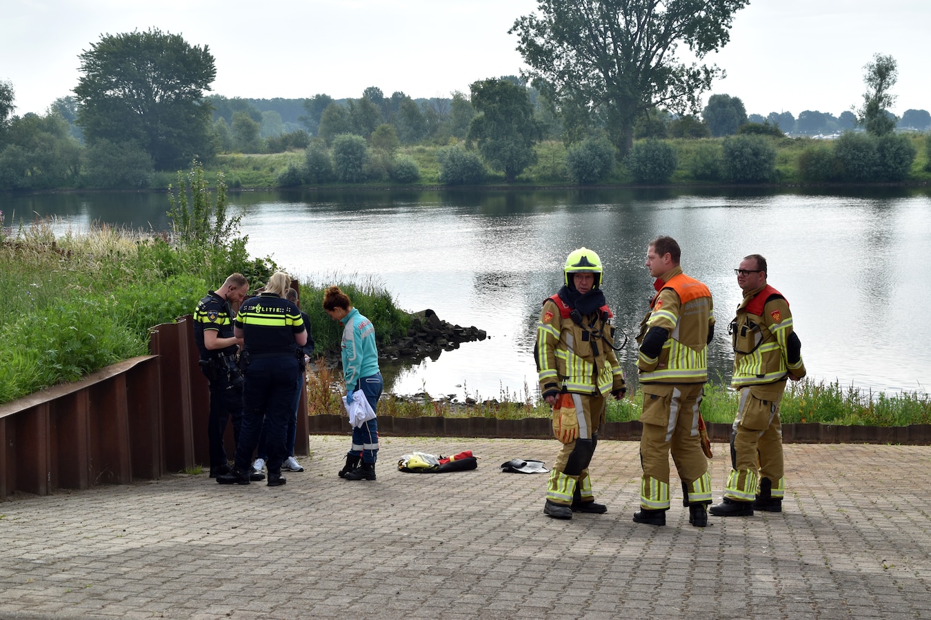 Vrouw uit Maas gered na val bij scheepswerf in Heerewaarden | Foto | AD.nl