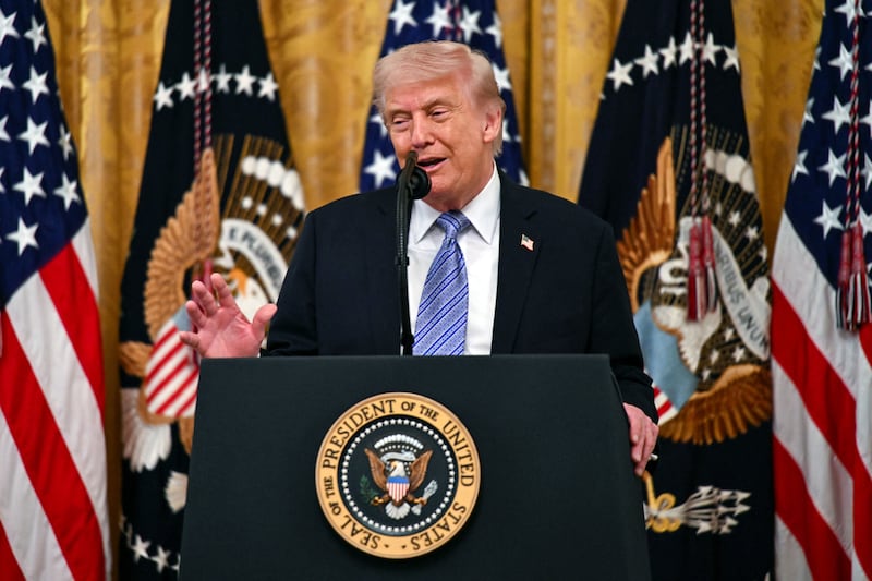Trump pauzeert Project Freedom: geen bescher­ming voor schepen in ...