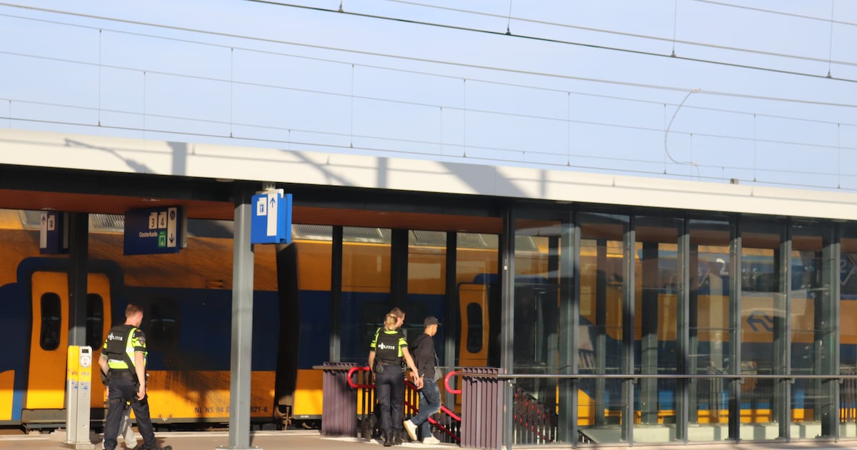 Vier mannen die uit trein gehaald werden na ‘dreigende taal’ in trein ...