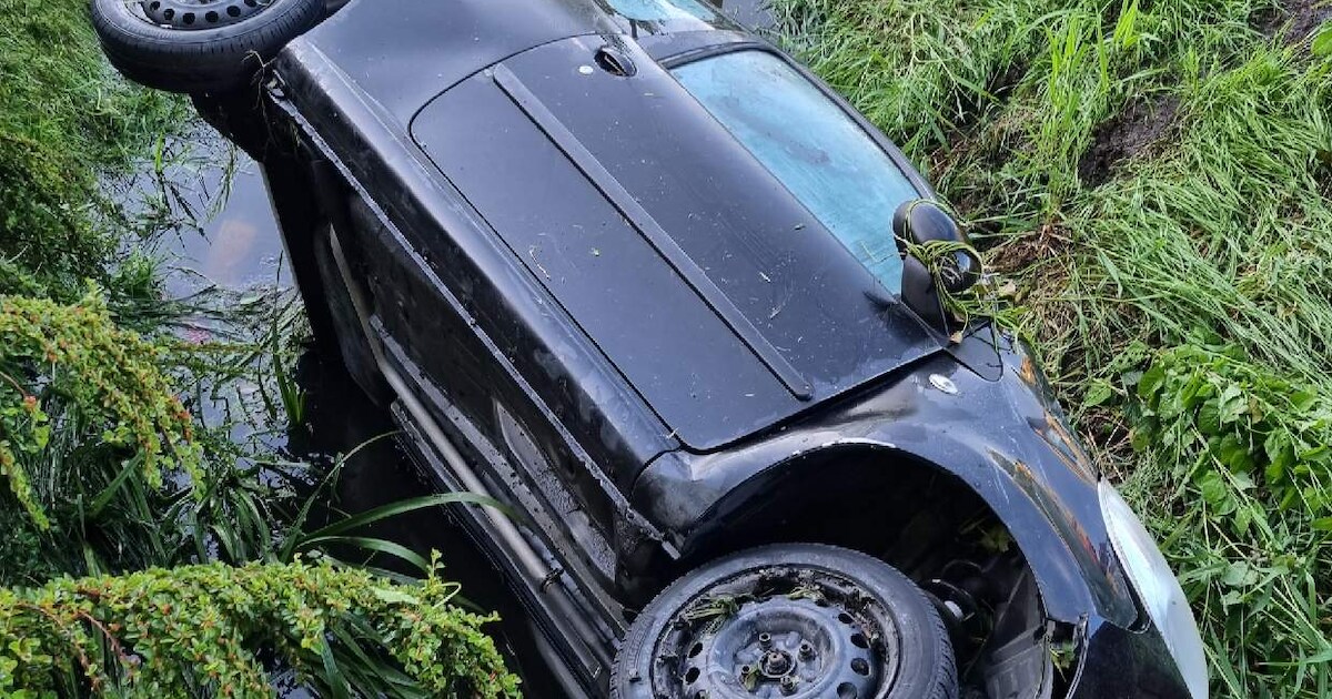 Auto belandt in sloot in Heerhugowaard: bestuurder loopt nat pak op en ...