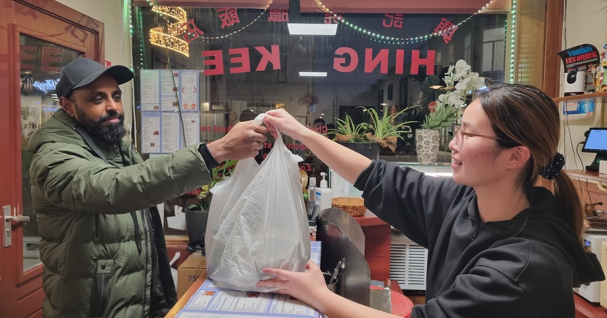 Zij eten met Kerst geen kalkoen, maar bami van de afhaalchinees ...