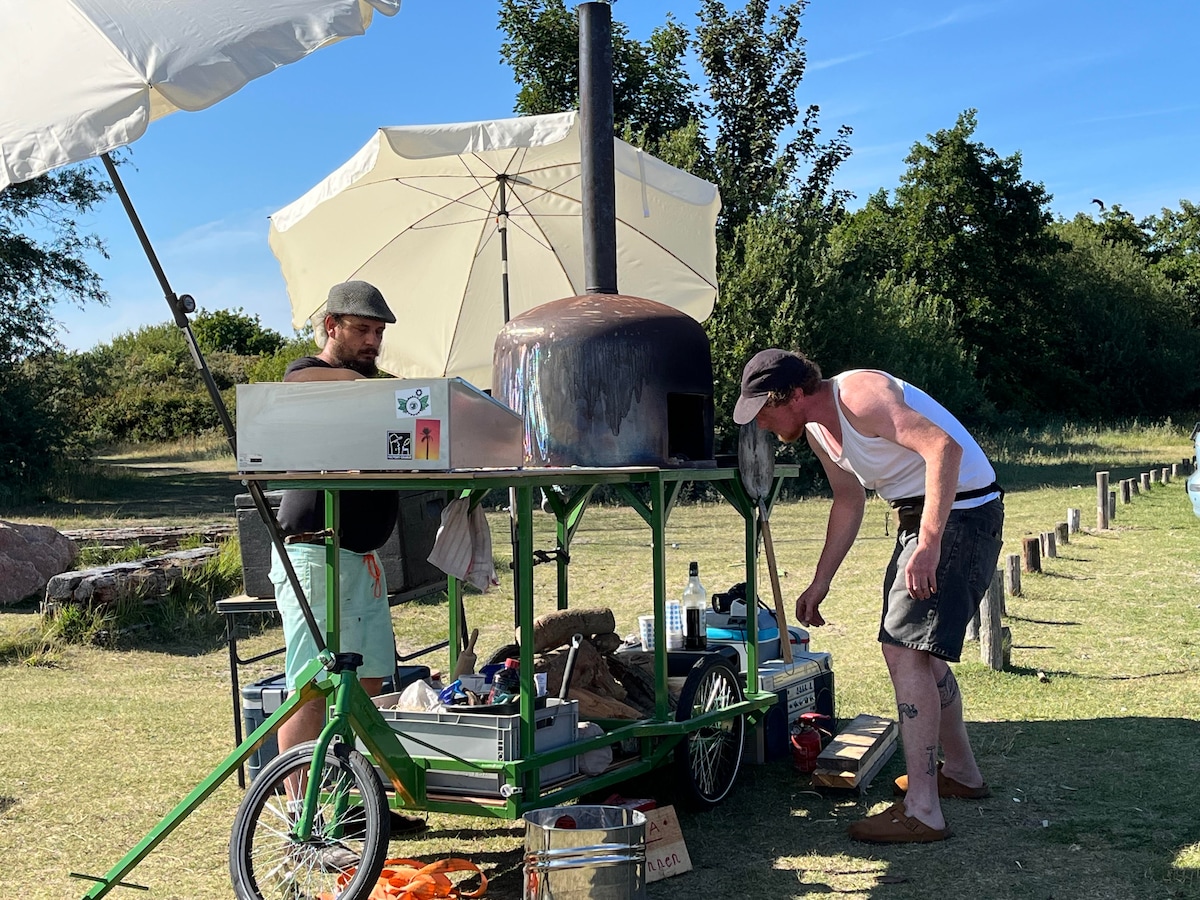 Charlie (35) fietst met zijn houtgestookte pizza-oven door de polder ...