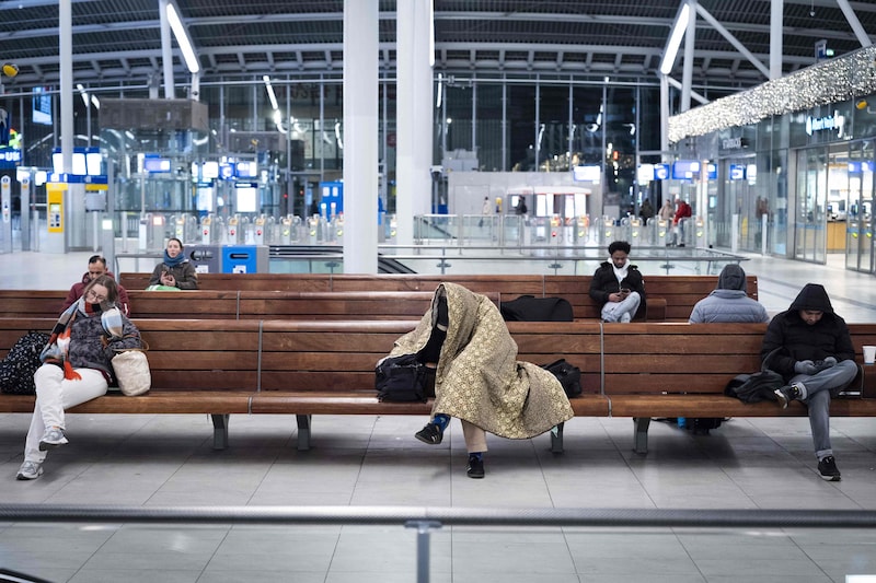 LIVE sneeuw | Sneeuwval ontwricht Nederland: veel minder treinen en ...