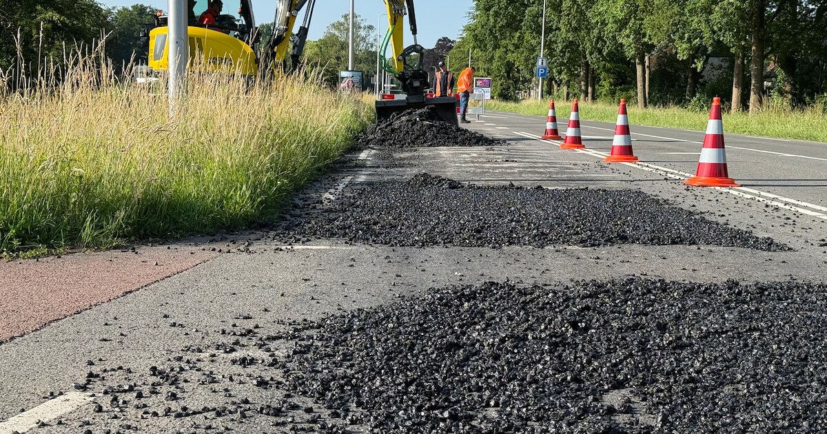 Graafmachine peutert tientallen meters vers asfalt van weg in Deventer ...
