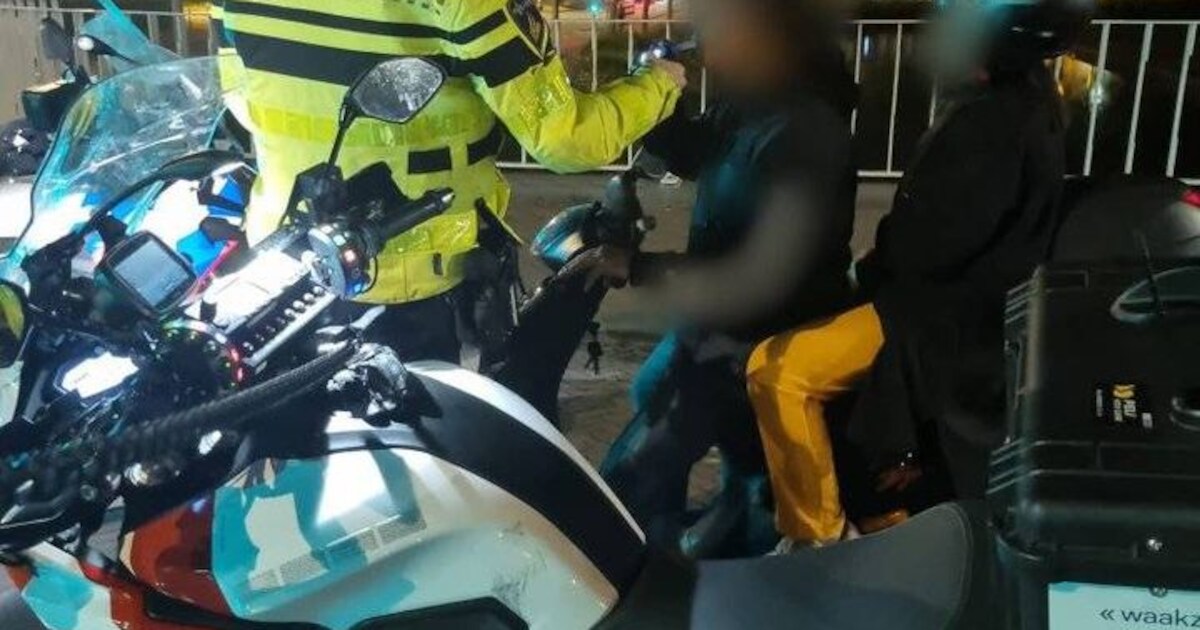 Scooterrijder geeft helm aan zijn date en krijgt voor deze ‘nobele daad ...