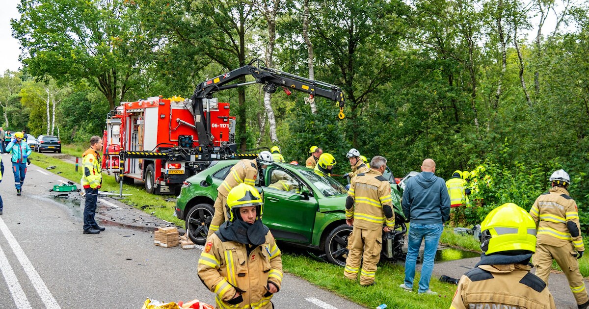 Meerdere gewonden bij ernstig ongeval op N302 bij Ermelo: drie auto’s botsen op elkaar ...