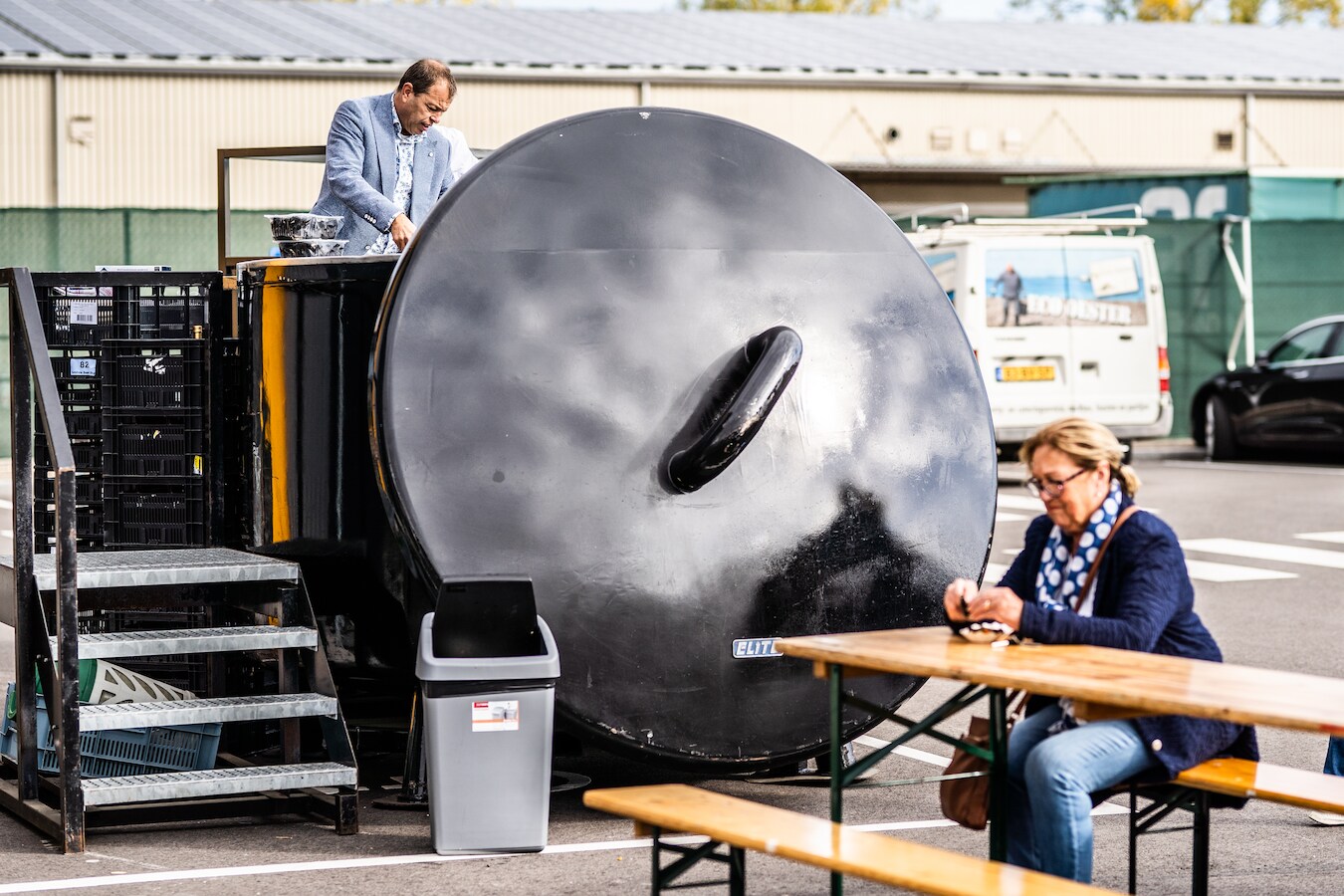 ‘Grootste mosselpan ter wereld’ strijkt neer in Arnhem: ‘Leeg is die al ...