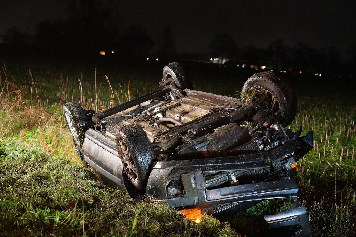 Vrouw raakt gewond bij ongeval in Rijen: auto botst tegen boom en slaat ...