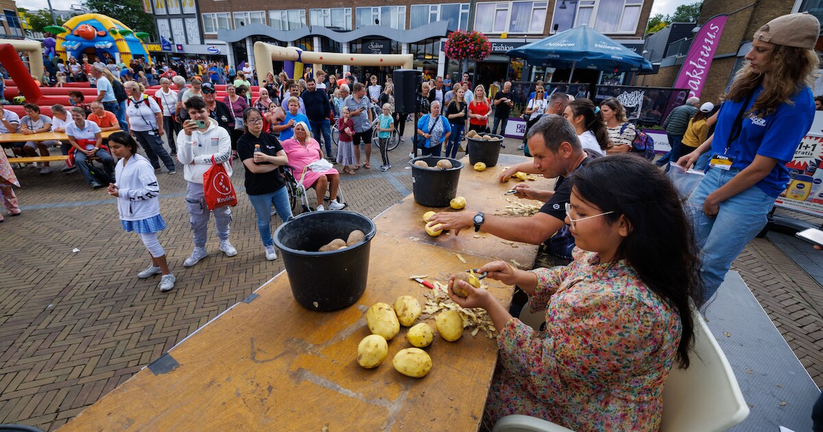 Het schillen van aardappelen is een sport op Pieperfestival Emmeloord ...
