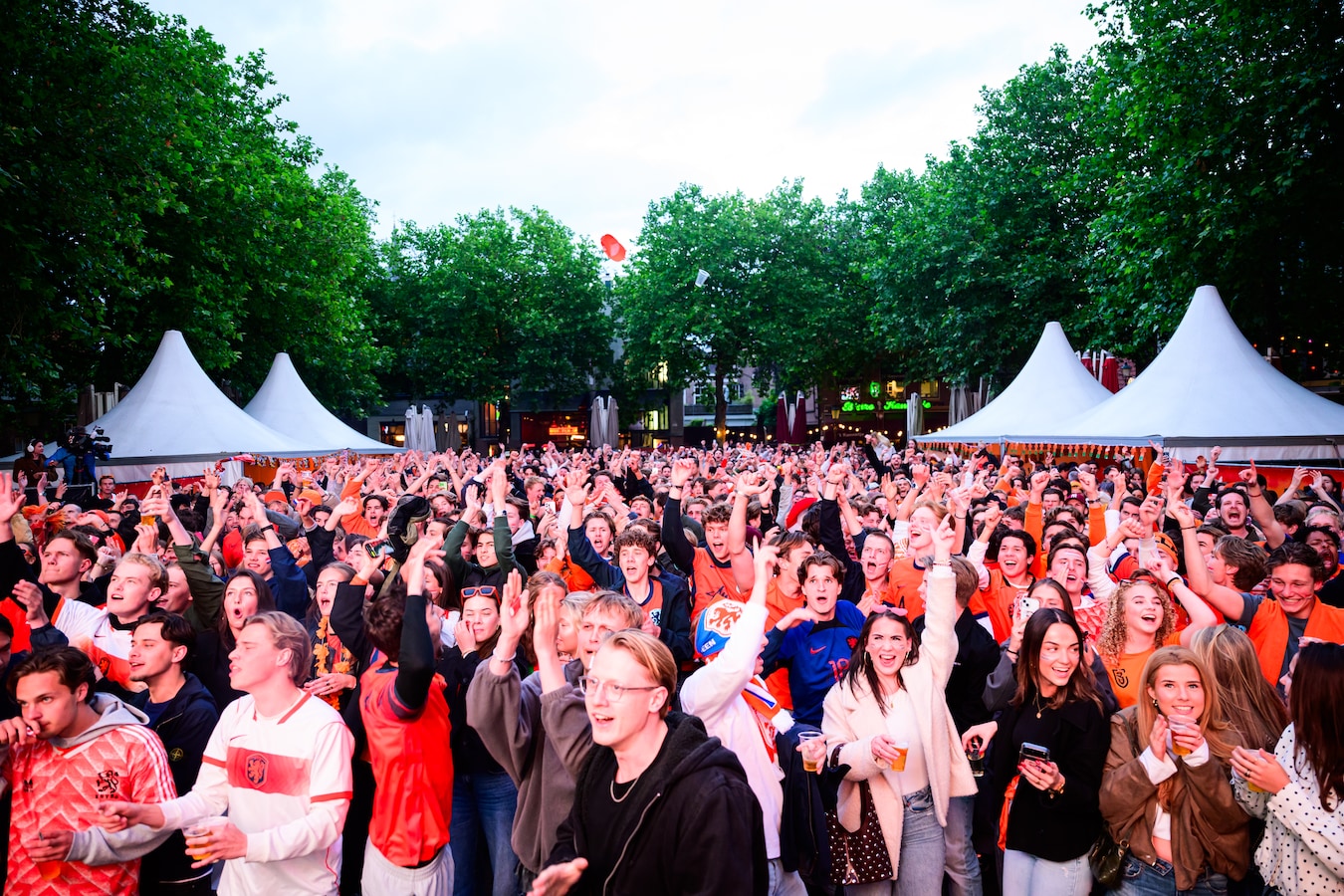Hartje Amersfoort vult zich met Oranjefans die de eerste wedstrijd ...