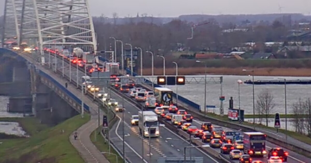 Losgeschoten aanhanger zorgt voor ongeval met meerdere auto’s op de A27 | Breda | AD.nl