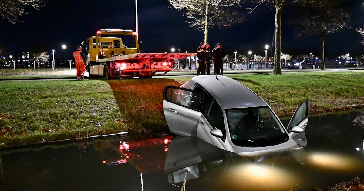 Auto vertoont kuren, bestuurder haalt nat pak op bedrijvenpark ...