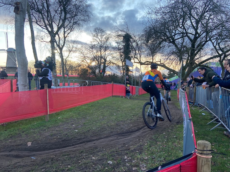 Lees hier alles terug over dag 2 van het WK veldrijden: Lucinda Brand ...