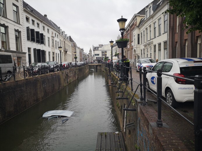 Bas en Rowan redden moeder en dochter uit auto in Plompetorengracht ...