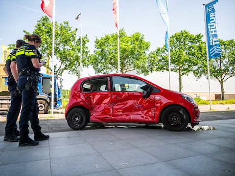 Automobilist met spoed naar ziekenhuis na botsing met vrachtwagen in ...
