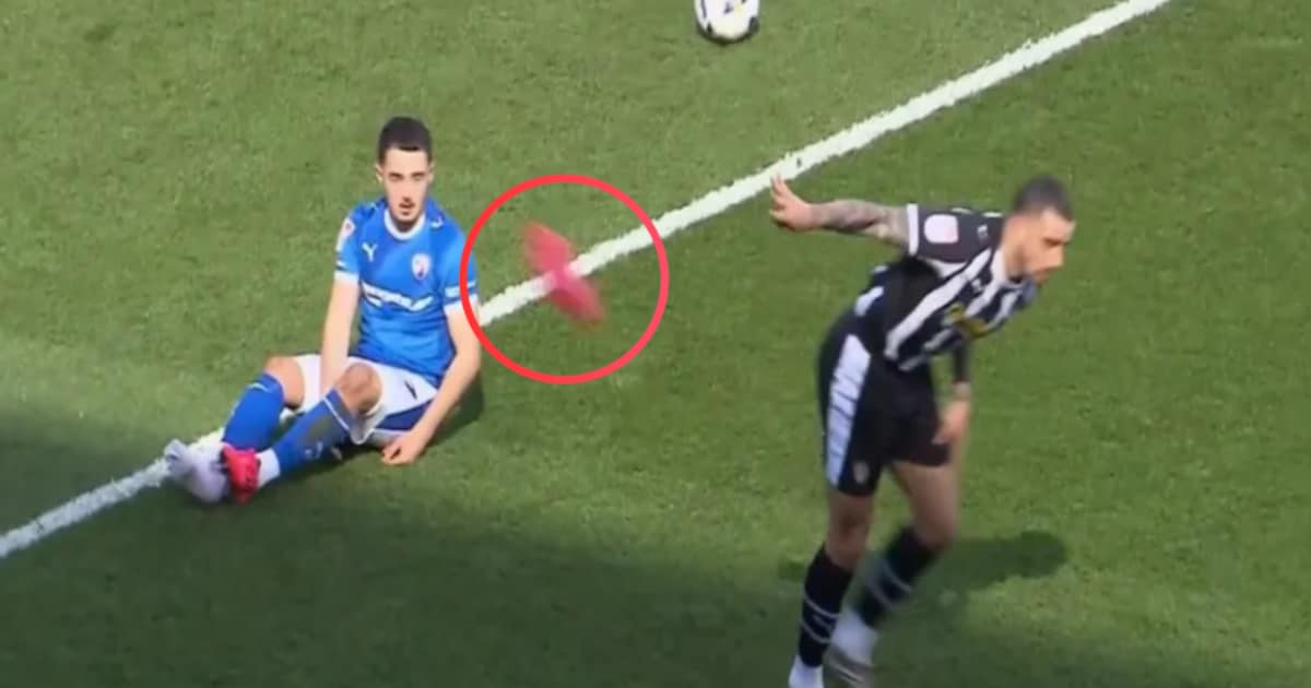 Engelse voetballer gooit schoen van tegenstander weg en krijgt rood in ...