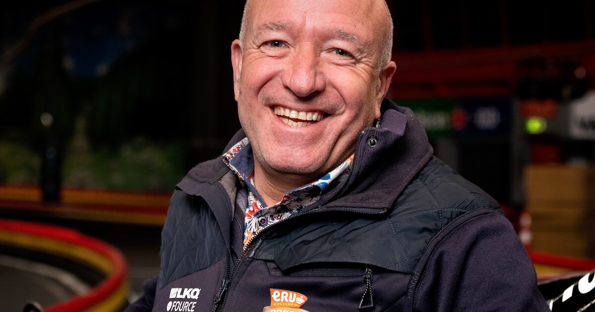 Alphense autocoureur Tim Coronel wijst jongeren op gevaren van mobiel ...