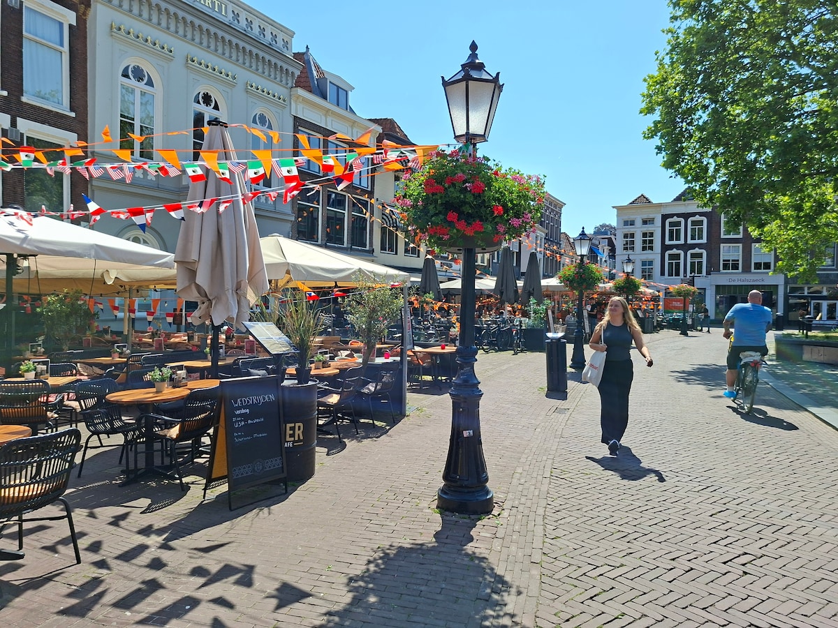 Gouda kleurt oranje: de WK-sfeer in de stad zit er al goed in | Foto ...