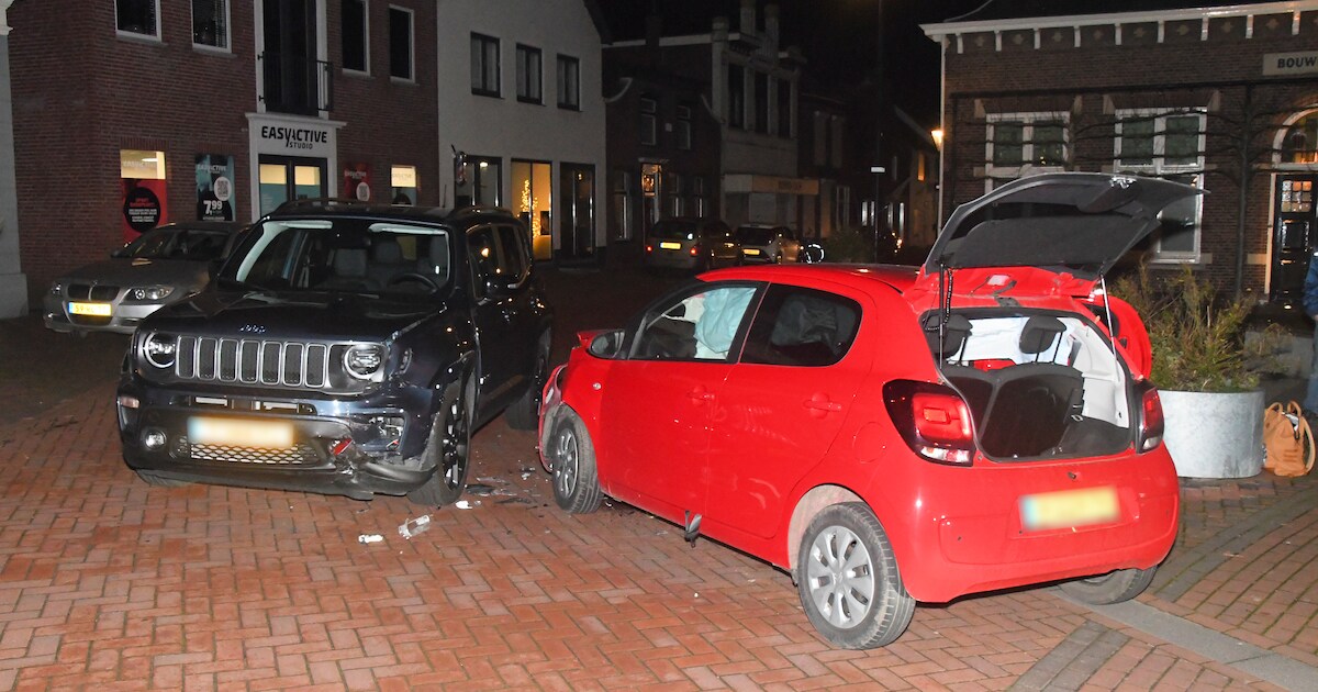 Frontale botsing op de Hoofdstraat in Kruiningen | Regio | AD.nl