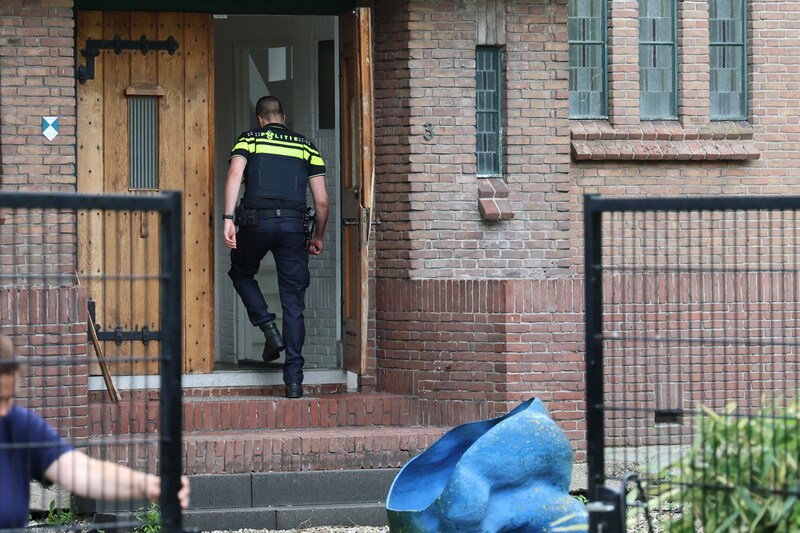 Politie-inval bij voormalige kerk Amstelhoek | Regio | AD.nl