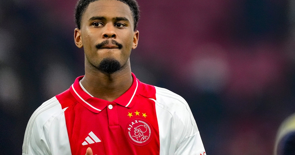 Ajax-shirt van Hato gaat niet aan de muur van kantine bij club waar hij ...