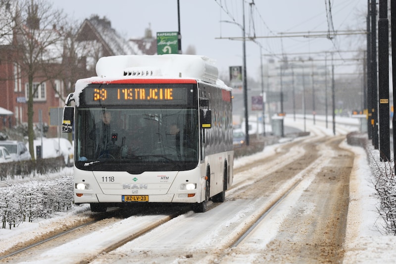 Instabiele daken door sneeuwophoping en skiërs op de bibliotheek in ...