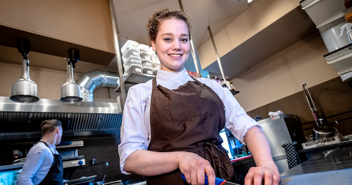 Julia is 21 en werkt nu al in een sterrentent: ‘Met vriendinnen ga ik ...