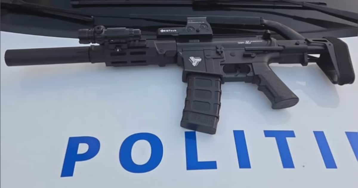 Man lijkt met semi-automatisch geweer op straat te lopen, maar het ...