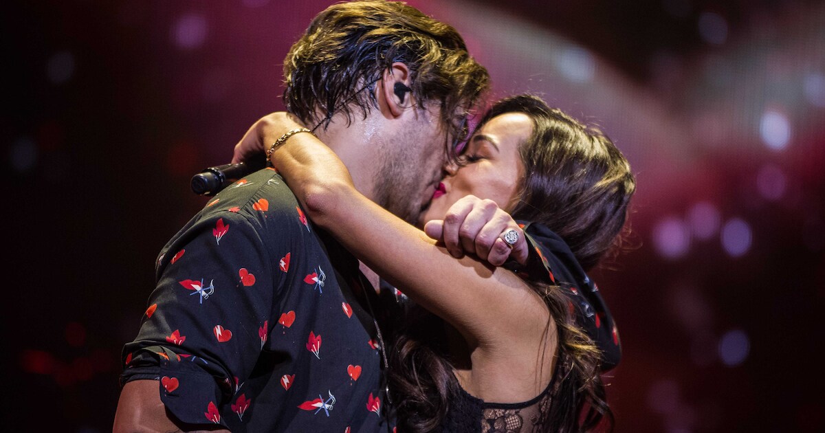 Bibi en Waylon romantisch op het podium tijdens concertreeks | Show | AD.nl