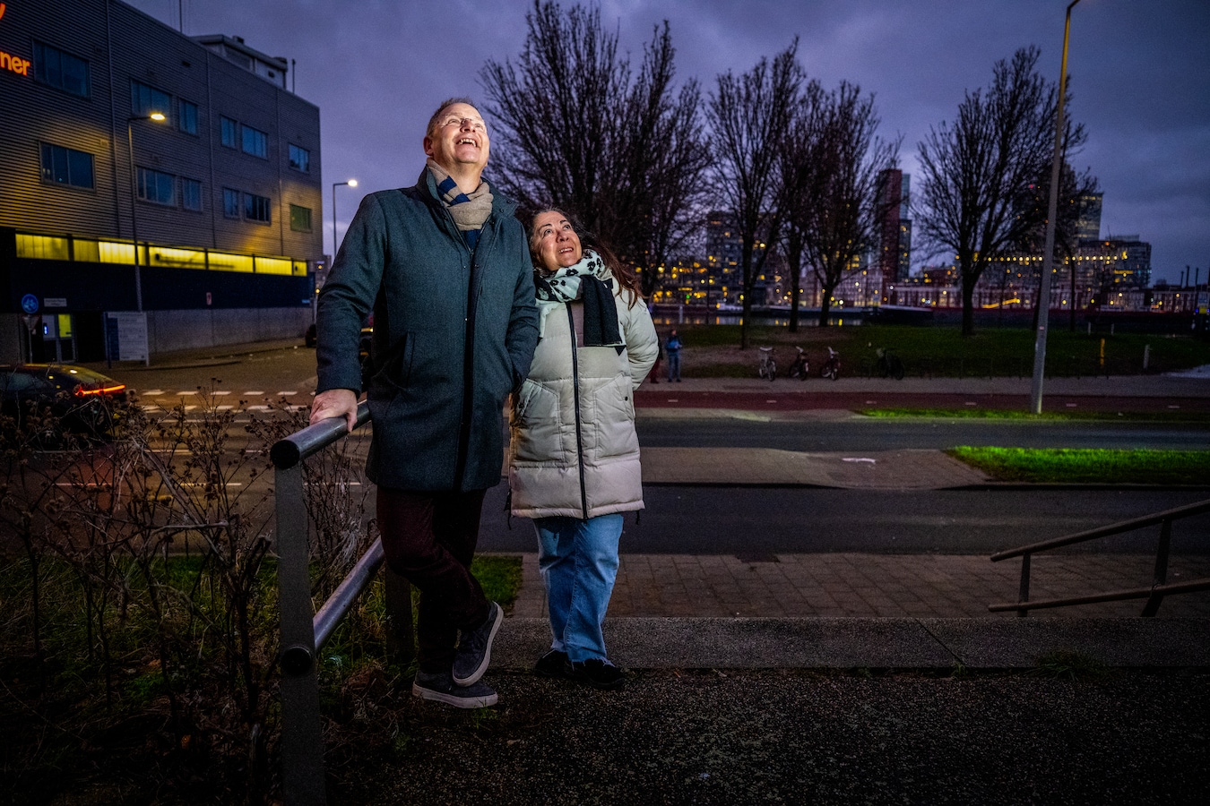 Met veel lawaai nestelen duizenden halsbandparkieten zich dagelijks in ...