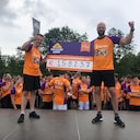 Twee vrienden renden voor hun dochtertjes met kanker: ‘Toch wel een ...