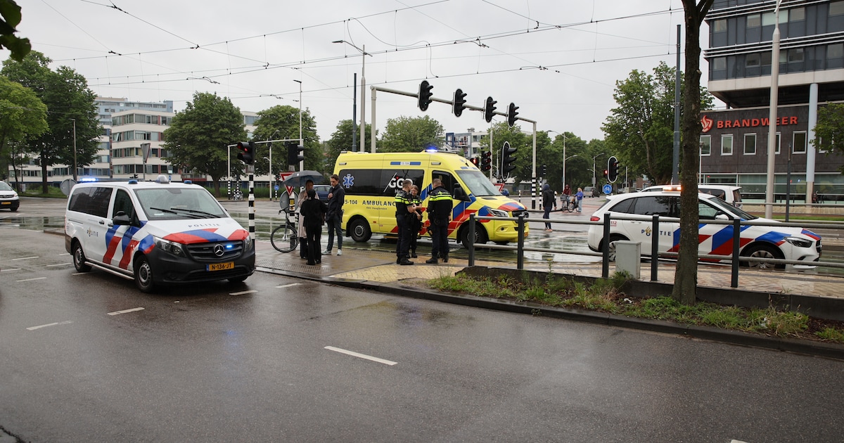 Fietser zwaargewond na botsing met bus in Delft | 112 nieuws Delft | AD.nl