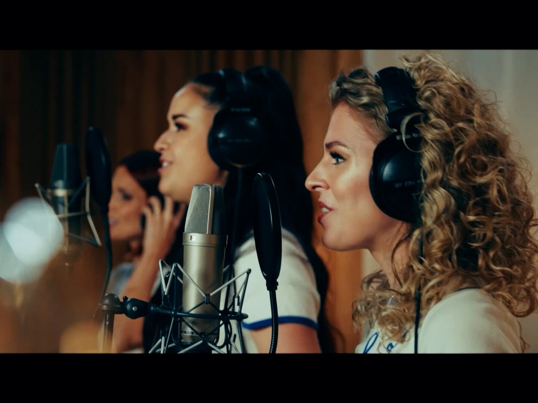 GTST-acteurs bezoeken graf Wik Jongsma en Guusje Nederhorst | Show | AD.nl