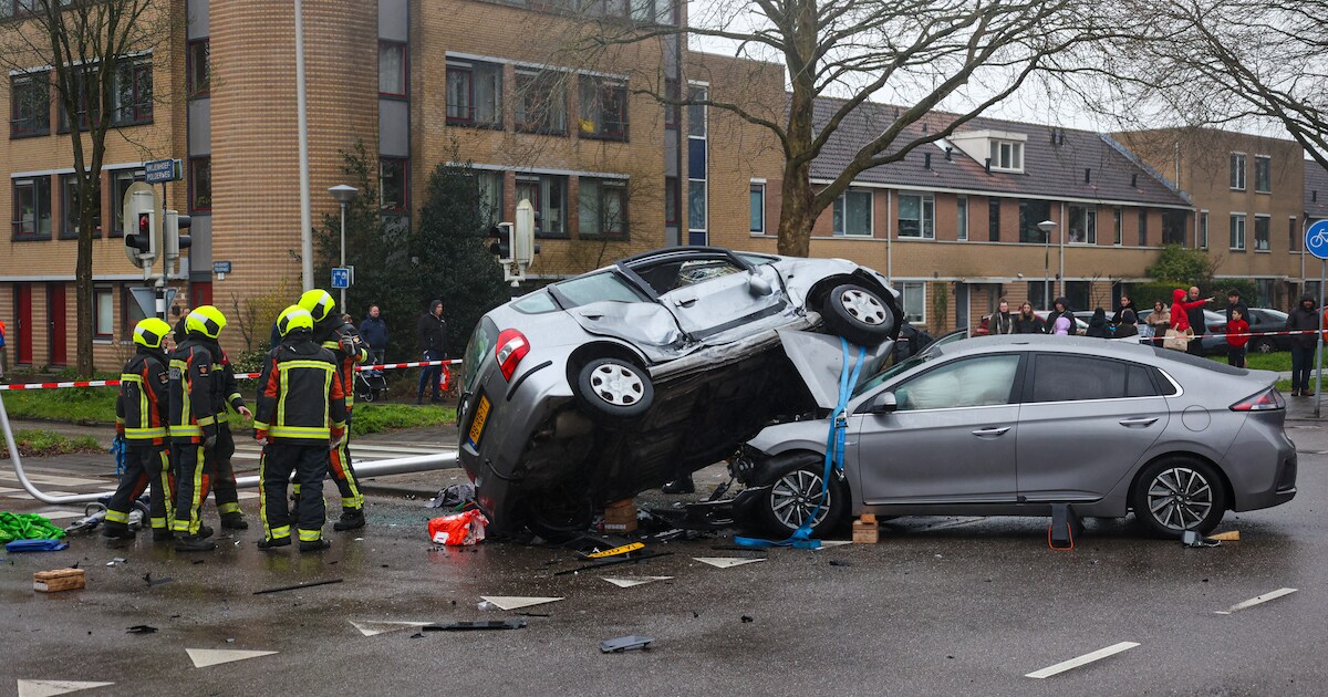 Auto landt bovenop motorkap bij fikse botsing: 2 gewonden | Gouda | AD.nl