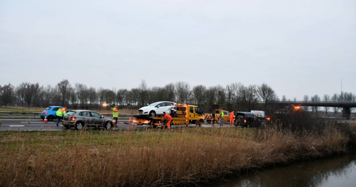 Twee gewonden bij ongeluk met vijf auto’s op Deltaweg | Goes | AD.nl