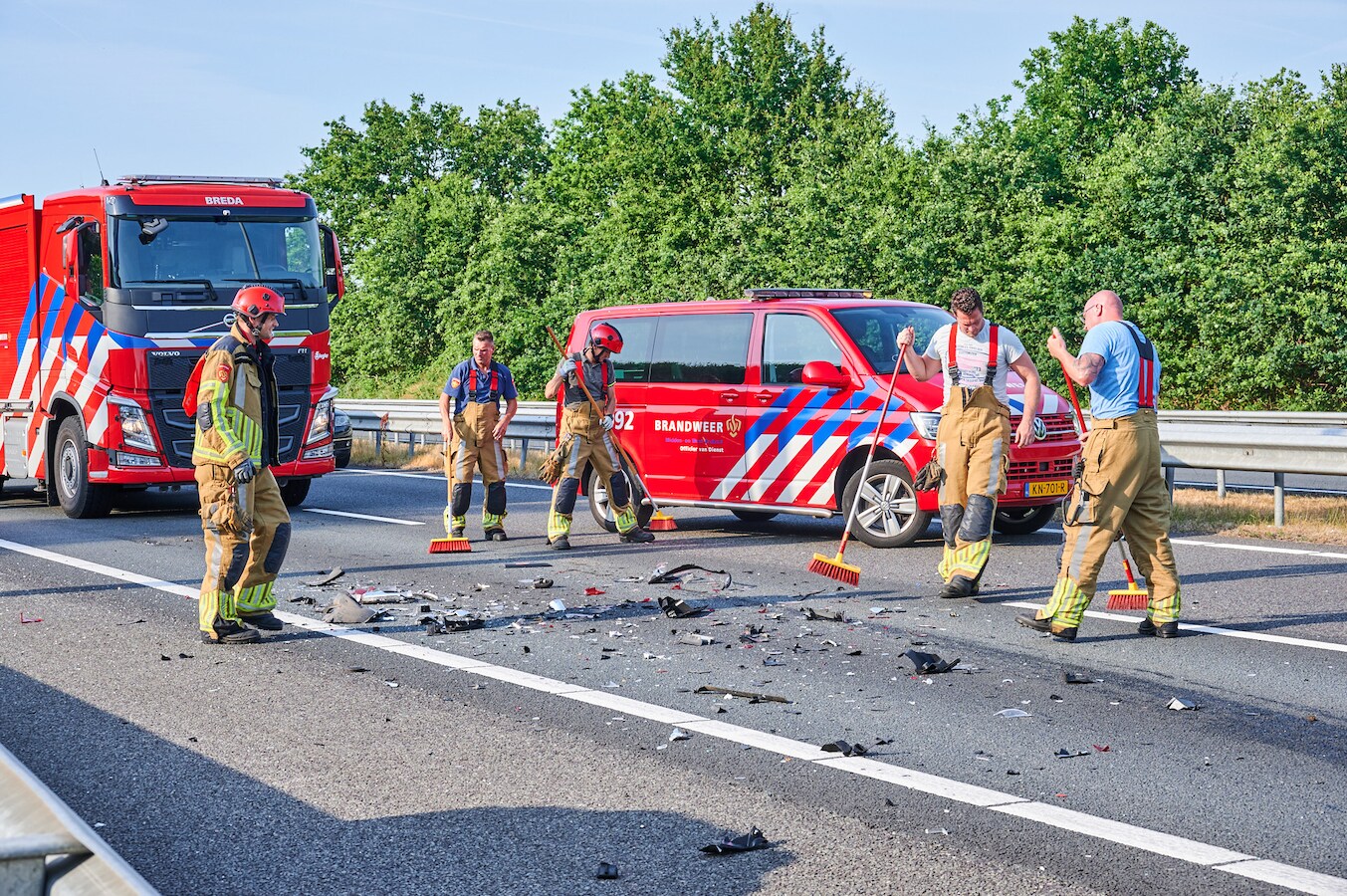 Automobilist raakt zwaargewond bij botsing achterop vrachtwagen op A27 bij Bavel | Foto | AD.nl