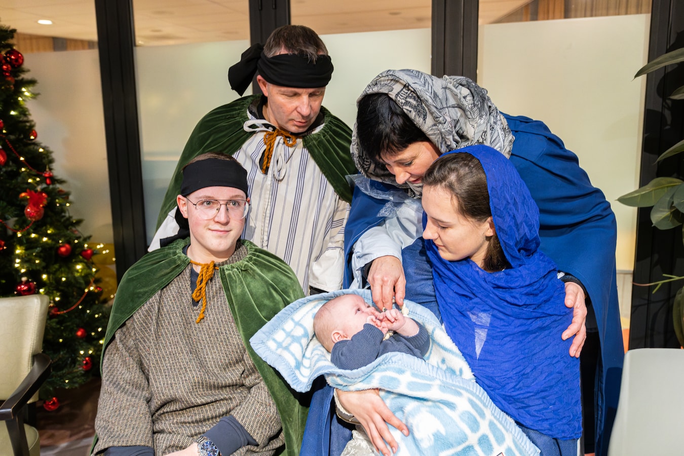 Maria en Jozef dragen na tien jaar herdertjestocht Axel fakkel over aan ...