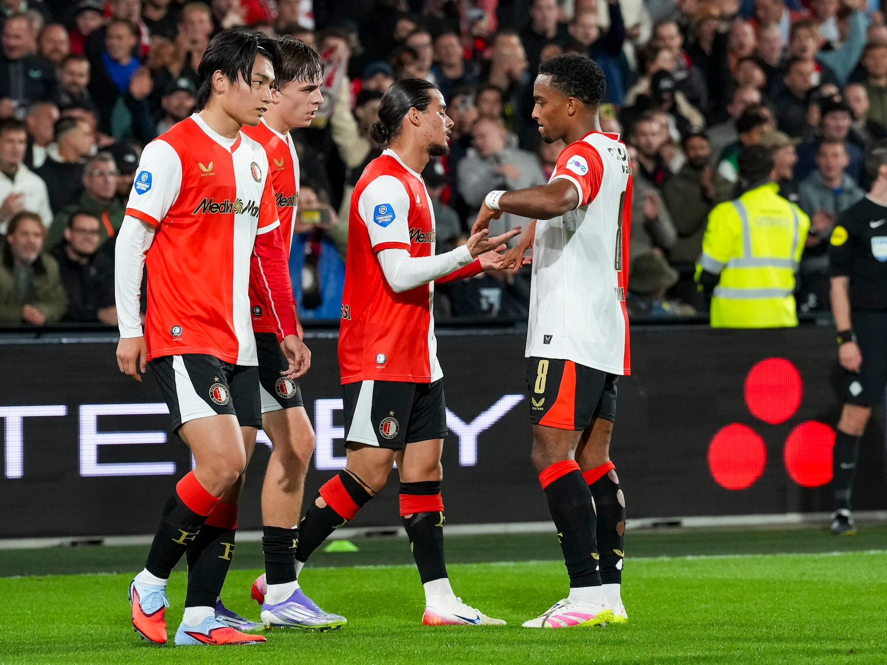 Koploper Ajax boekt ook in Zwolle zuinige zege en zet PSV weer op 8 ...
