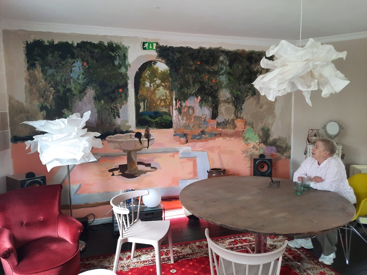 Josephine laat haar kunstzinnige huis en tuin in Apeldoorn zien: ‘Ik ...