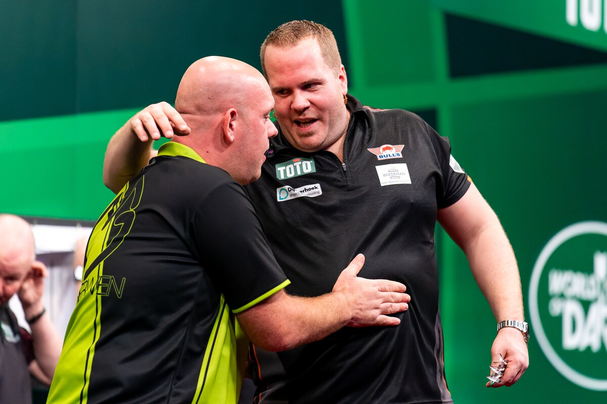 Pijnlijke uitschakeling Michael van Gerwen: Dirk van Duijvenbode te ...