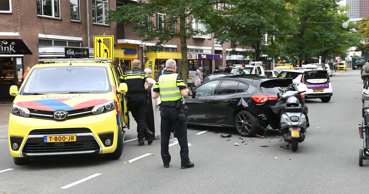 Scooter op auto gebotst op kruising in Den Haag, kruispunt afgesloten | 112 nieuws Den Haag | AD.nl