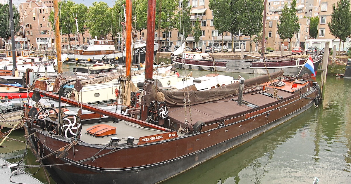 Drijvend wonen in hartje Rotterdam: boot van 109 jaar oud te koop voor ...