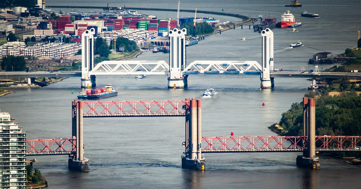Botlekbrug richting Maasvlakte weer open nadat vrachtwagen tegen ...
