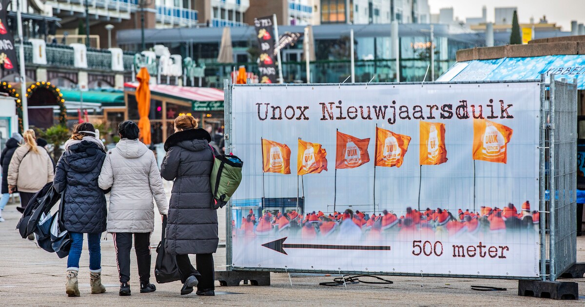 Duits echtpaar kijkt verbaasd op: als ze voor nieuwjaarsduik aankomen zien ze een leeg strand ...
