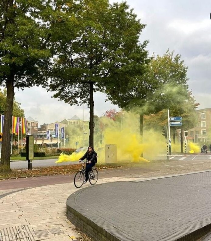 Derby in aantocht: Keizer Karelplein kleurt even geel door rookbommen ...